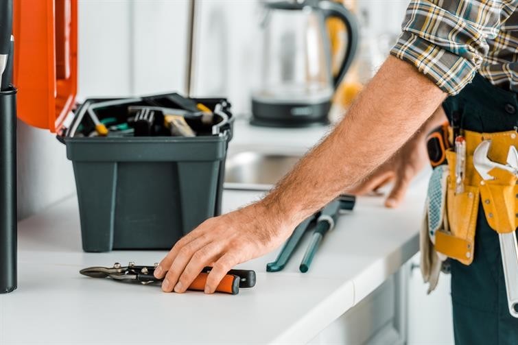 When to Contact Apartment Maintenance | Apartments.com